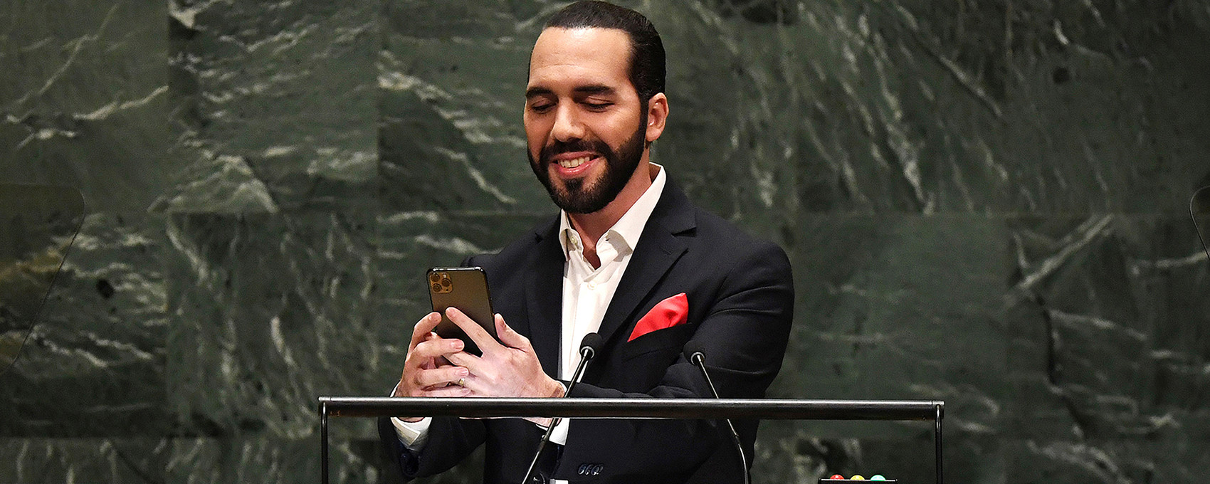 La mentira que enciende pasiones y la democracia que sucumbe